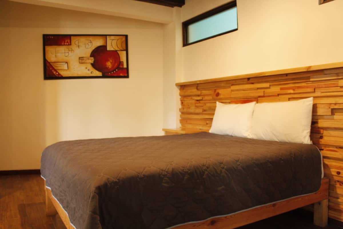 Quarto casal luxo | Ferros/tábuas de passar roupa, Wi-Fi de cortesia, roupa de cama