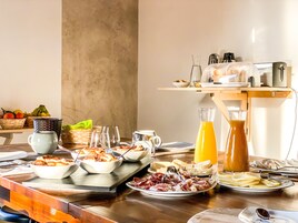 Pequeno-almoço preparado no momento diário incluído 