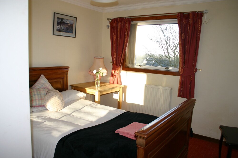 Kilmarnock, Roomy House Sleeping 6 In 3 Bedrooms Near To The A77 And The Town. - Kilmarnock