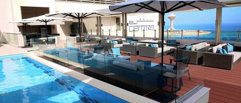 Este bar no terraço do hotel