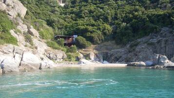 Na praia, areia branca