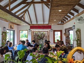 Café da manhã com pratos da culinária local grátis todos os dias