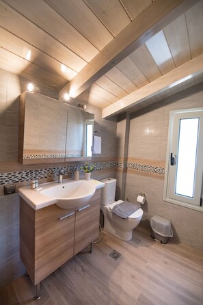 Apartamento de Luxo | Casa de banho | Um polibã, um secador de cabelo, chinelos, toalhas fornecidas