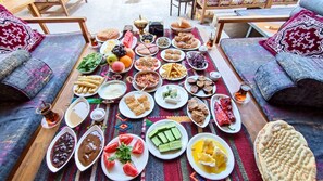 Café da manhã com buffet grátis todos os dias