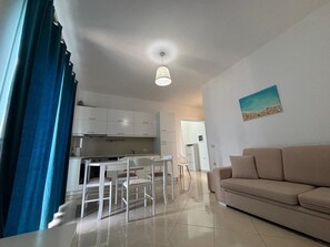 Suite Exclusiva | Cozinha privada | Um frigorífico, uma chaleira elétrica 