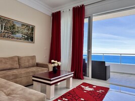 Family Room with Sea View | Sala de estar | Smart TV de 97 cm com canais digitais, impressoras 