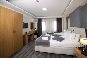Quarto Triplo Standard | Roupa de alta qualidade, minibar, cofre no quarto 