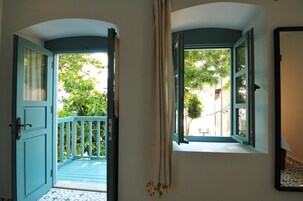 Roupa de alta qualidade, minibar, secretária 