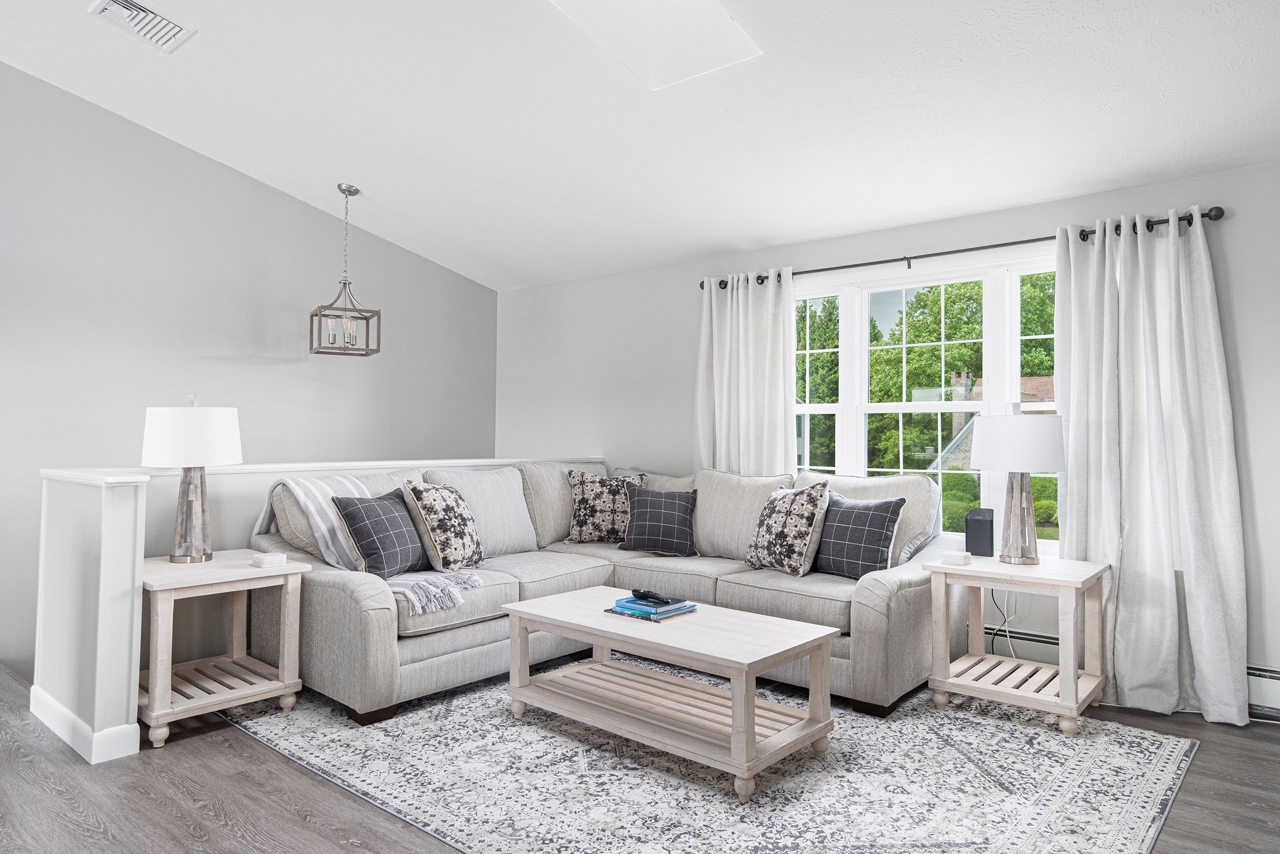 Walk To Beach! Newly Renovated 6 Bed House, Sleeps 14, Central A/c, Large Deck! - Narragansett, RI