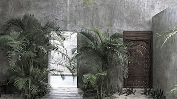 2 piscinas externas, funciona das 9h às 22h, guarda-sóis