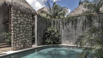 2 piscinas externas, funciona das 9h às 22h, guarda-sóis