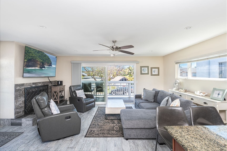 Beautifully Remodeled Upstairs Beach House W/ Roof-top Deck (& Ocean View!) - Newport Beach, CA