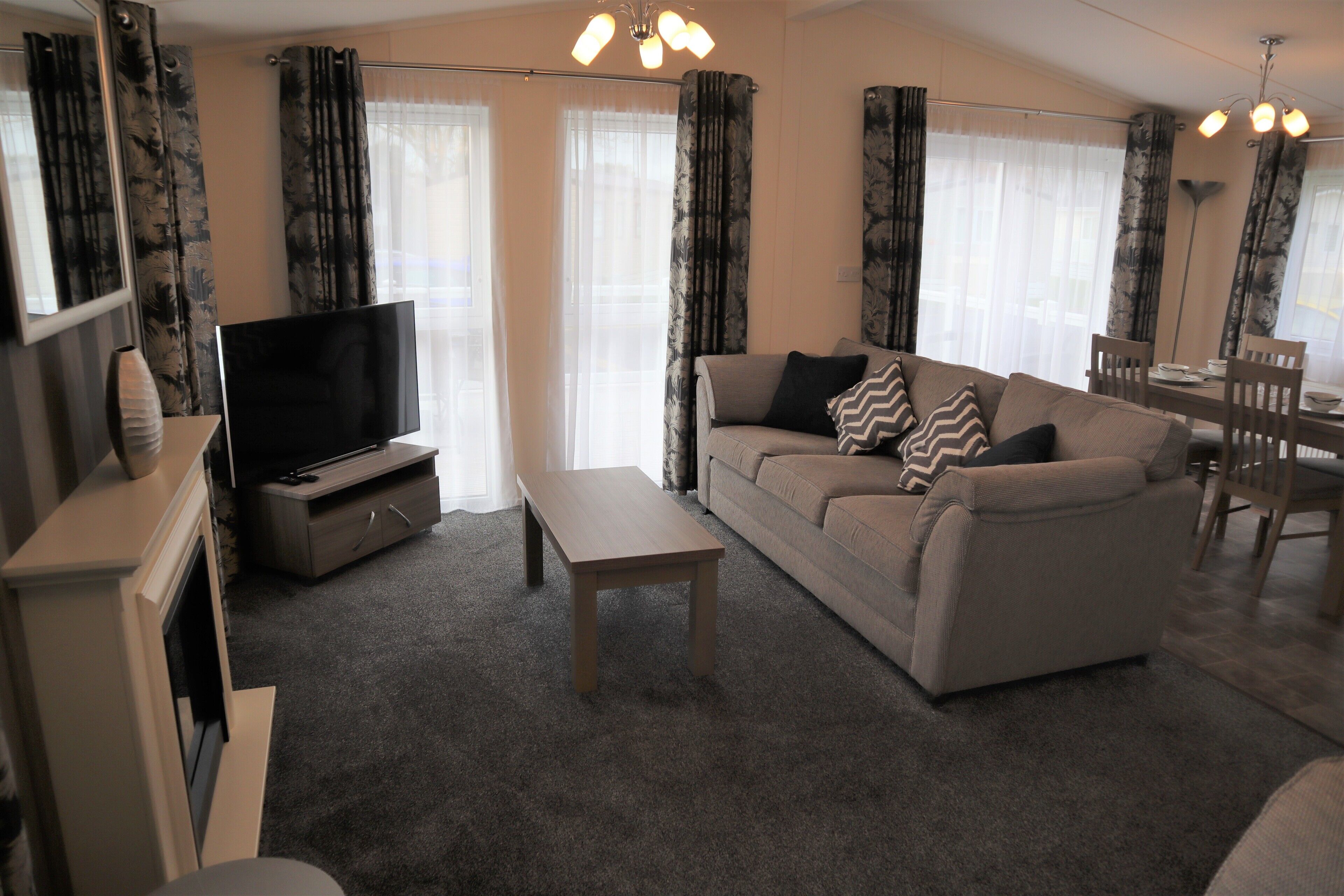 Cotswold Water Park, Hoburne Cotswolds Luxury Lodge. - Cotswolds