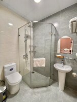 Um polibã, artigos de higiene pessoal grátis, um secador de cabelo 