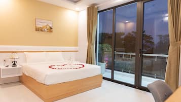 Quarto Duplo Deluxe, varanda | Minibar, secretária, ferro/tábua de engomar, Wi-fi grátis