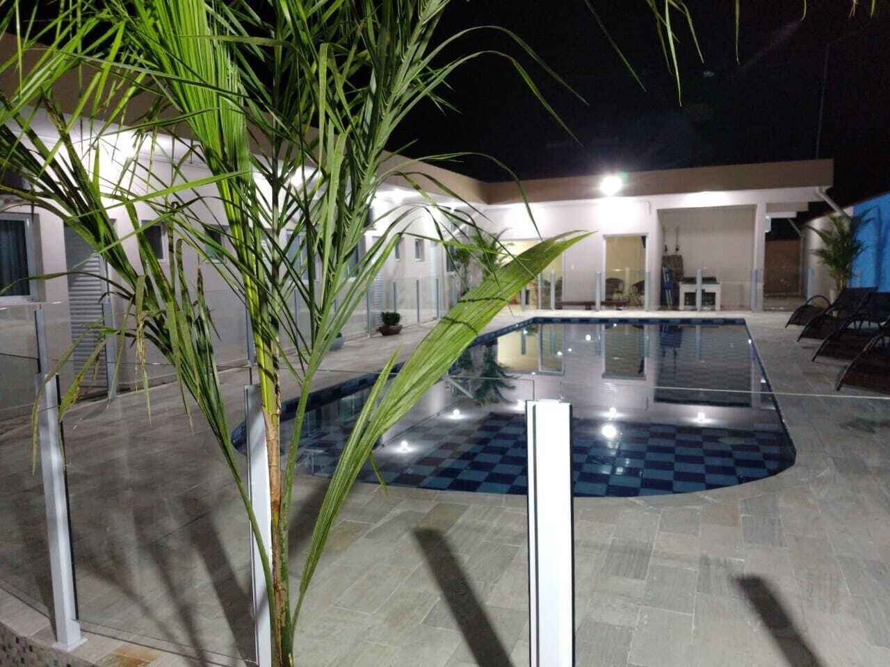 Piscina externa, funciona das 9h às 22h, guarda-sóis, espreguiçadeiras