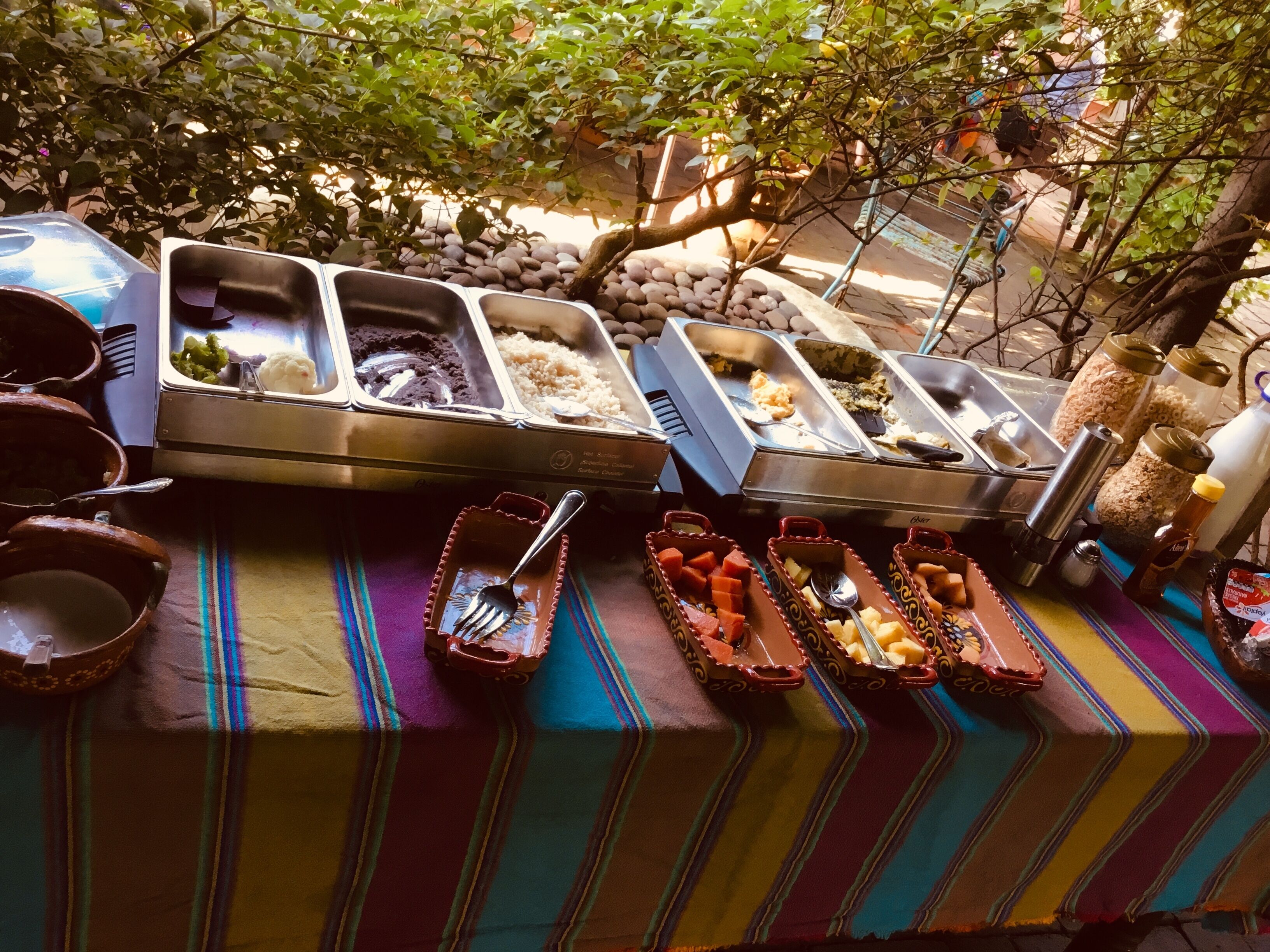Uma mesa de buffet com diversos alimentos e utensílios.