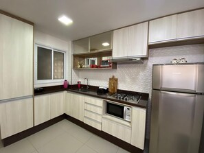 Apartamento | Cozinha privada | Um frigorífico, um micro-ondas, uma cafeteira/bule 