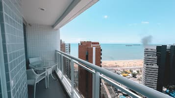 Apartamento elite, 2 quartos, vista parcial para o oceano | Opções para refeição ao ar livre
