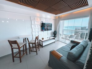Apartamento Elite, 2 quartos, vista parcial para o oceano | Sala de estar | Matraquilhos 
