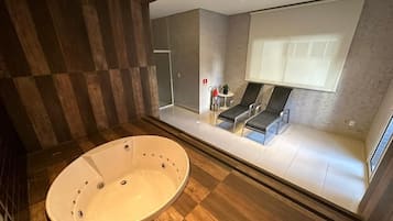 Sauna seca, banheira de hidromassagem