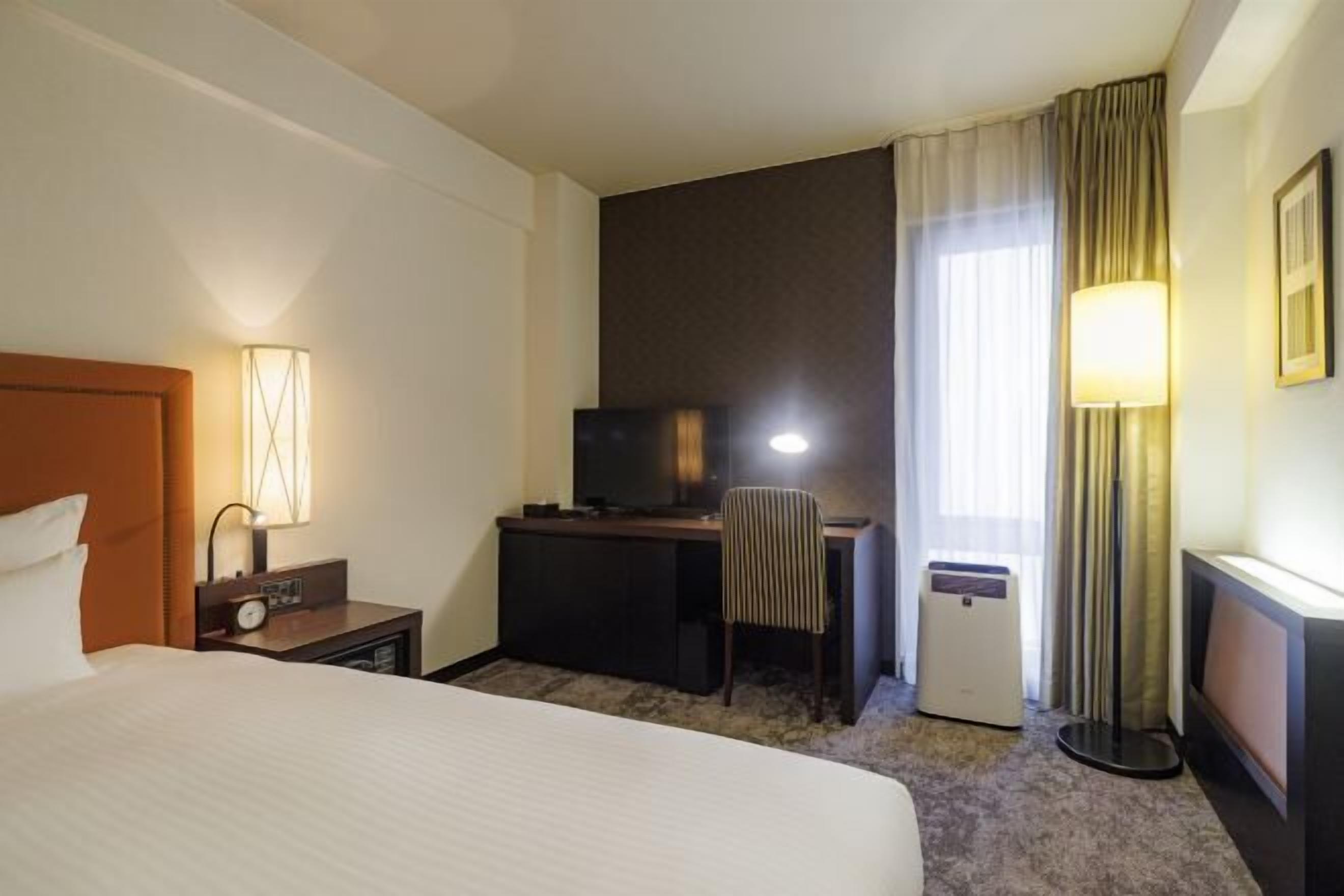 Edredões de penas, cofre no quarto, secretária 