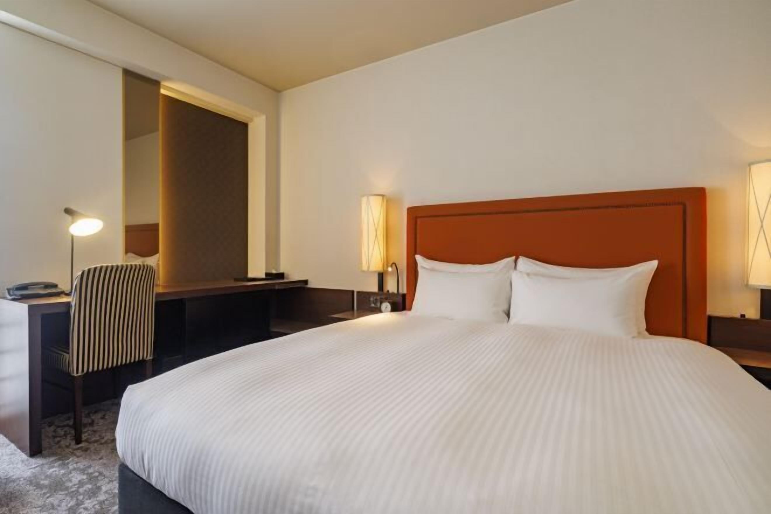 Edredões de penas, cofre no quarto, secretária 