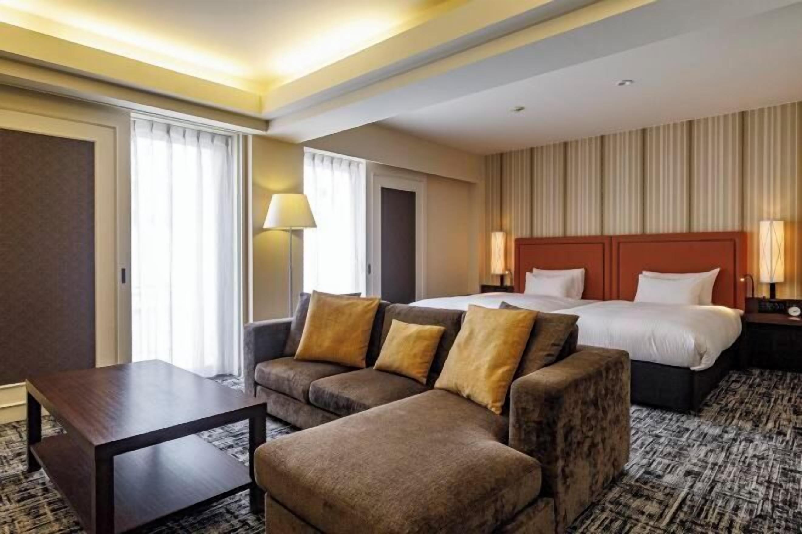 Edredões de penas, cofre no quarto, secretária 