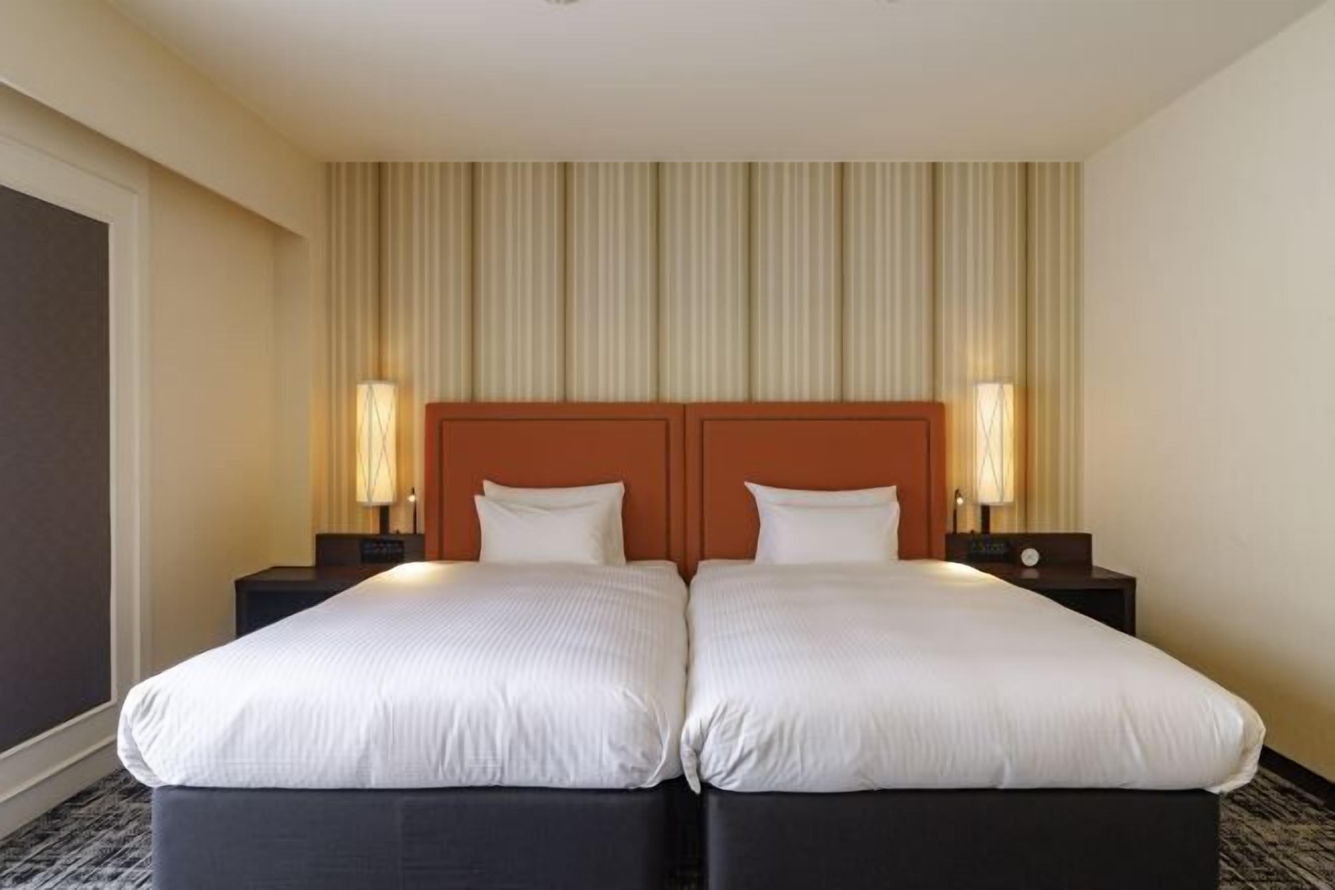 Edredões de penas, cofre no quarto, secretária 