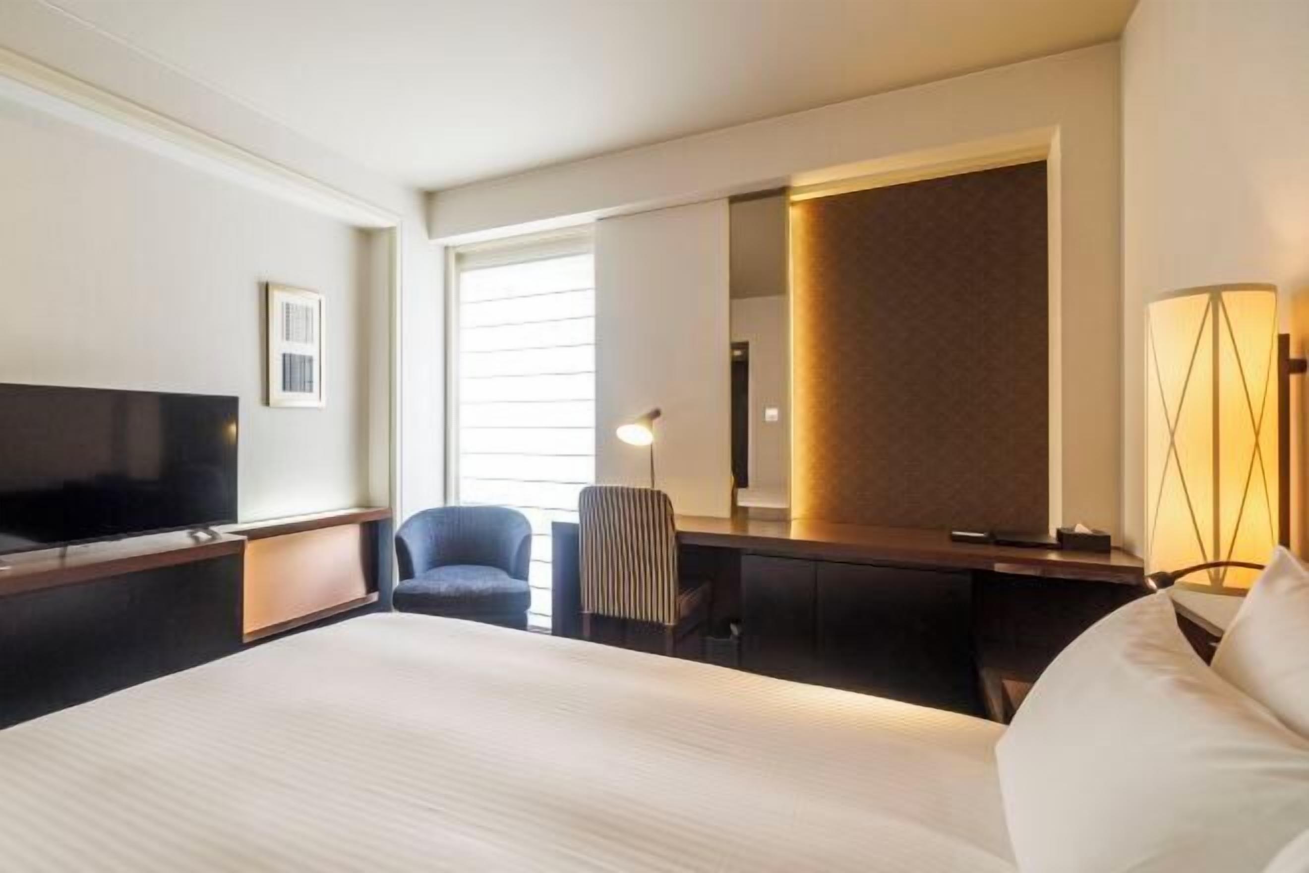 Edredões de penas, cofre no quarto, secretária 