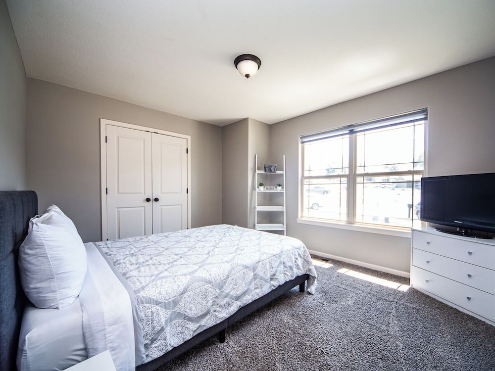 Spacious Home With Bar Area And Pool Table - Gladstone, MO