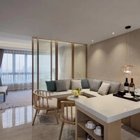 Frigobar, escrivaninha, cortinas blackout, quartos à prova de som