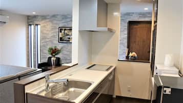 Villa, 2 quartos | Cozinha privada | Um frigorífico/congelador grande, um micro-ondas, uma placa de cozinha