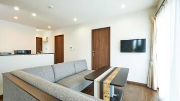 Villa, 2 quartos | Sala de estar | Televisor de ecrã plano de 40 polegadas com canais digitais, televisor