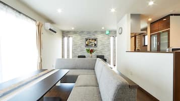 Villa, 2 quartos | Sala de estar | Televisor de ecrã plano de 40 polegadas com canais digitais, televisor
