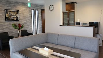 Villa, 2 quartos | Sala | Televisor de ecrã plano de 40 polegadas com canais digitais, televisor
