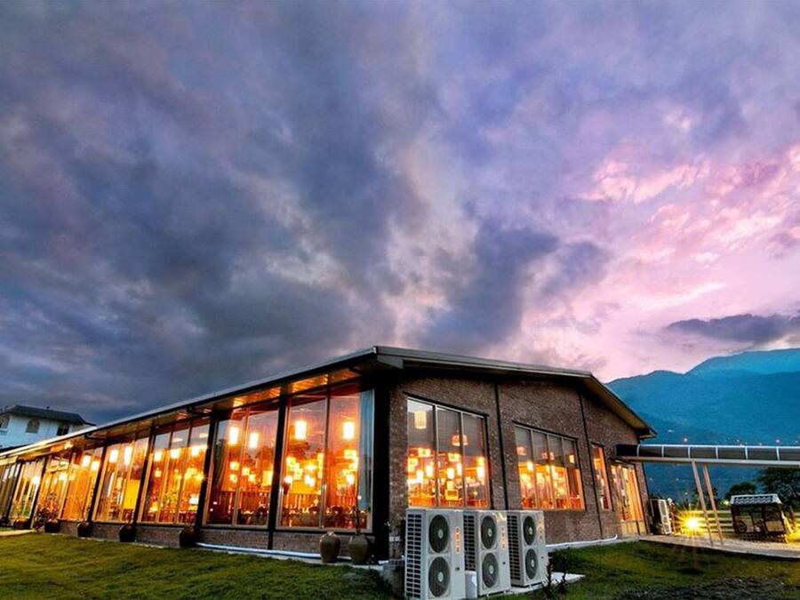 Fachada do alojamento (tarde/noite)