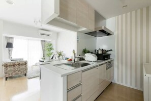 Apartamento | Cozinha privada | Um frigorífico, um micro-ondas, uma placa de cozinha