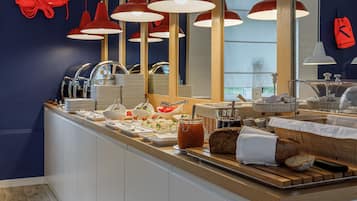 Pequeno-almoço continental diário (60 PLN por pessoa)
