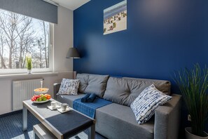 Apartamento família | Sala de estar | TV de tela plana