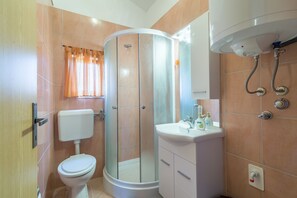 Basic Studio A3 | Banheiro | Chuveiro, secador de cabelo, toalhas de banho 