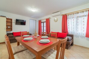 Apartment, 1 Bedroom A1 | Sala de estar | TV de ecrã plano 