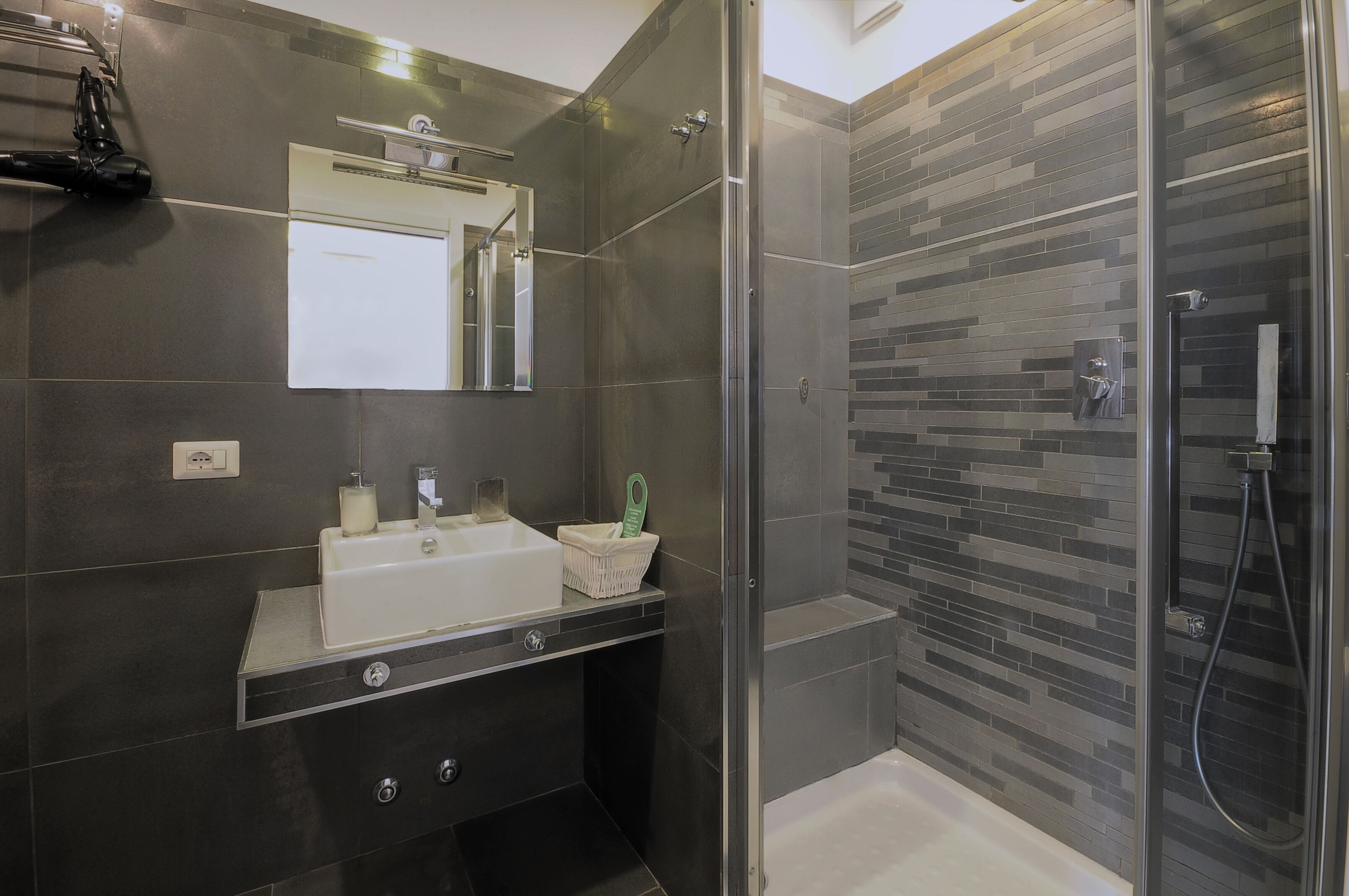 Quarto triplo superior | Banheiro | Banheira, produtos de toalete grátis, secador de cabelo 