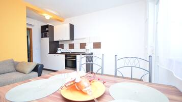 Apartamento, 1 quarto (A1) | Refeições no quarto