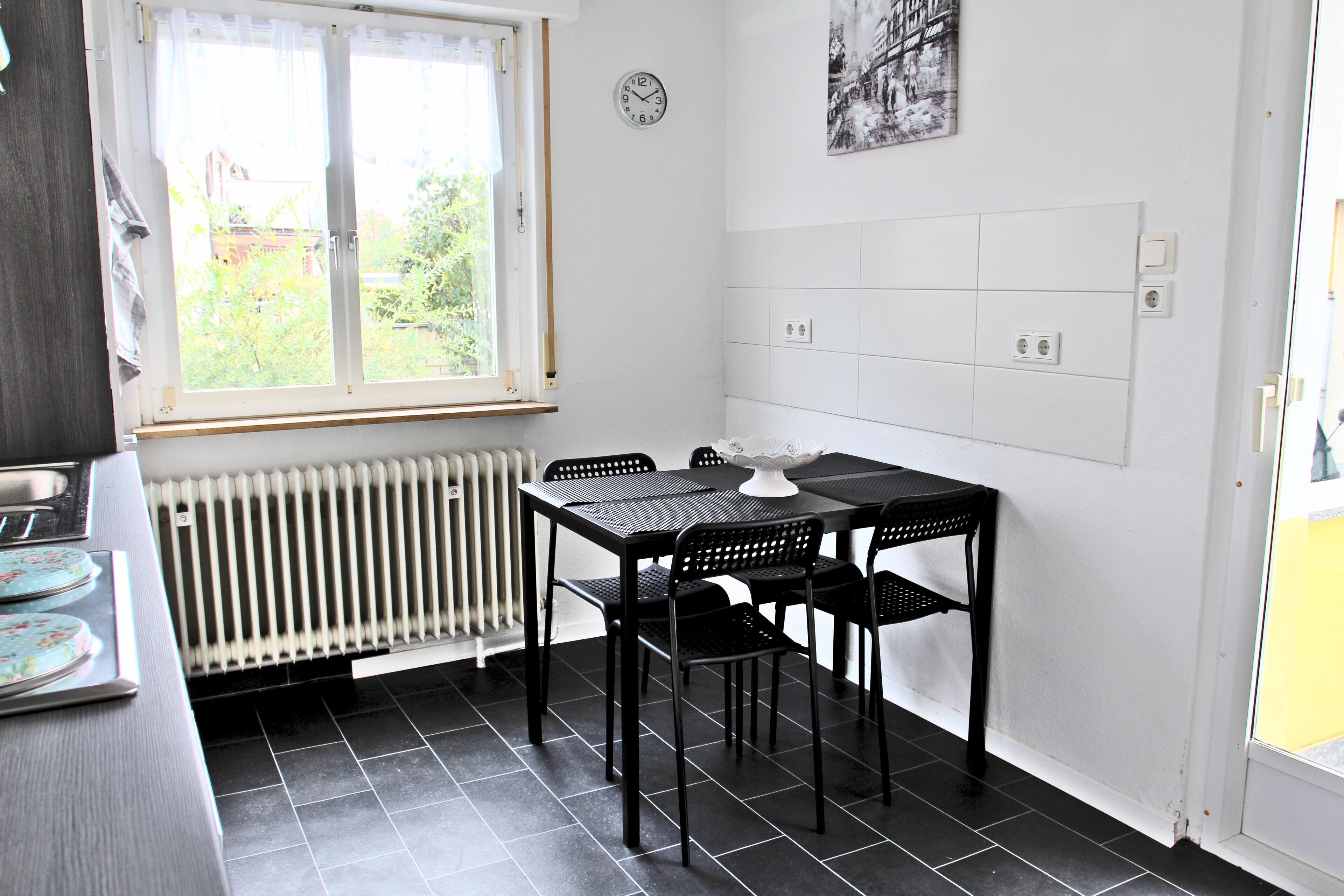 Um frigorífico, um forno, uma placa de cozinha, uma cafeteira/bule 