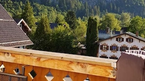 Um deck de madeira com vista para uma montanha e floresta.