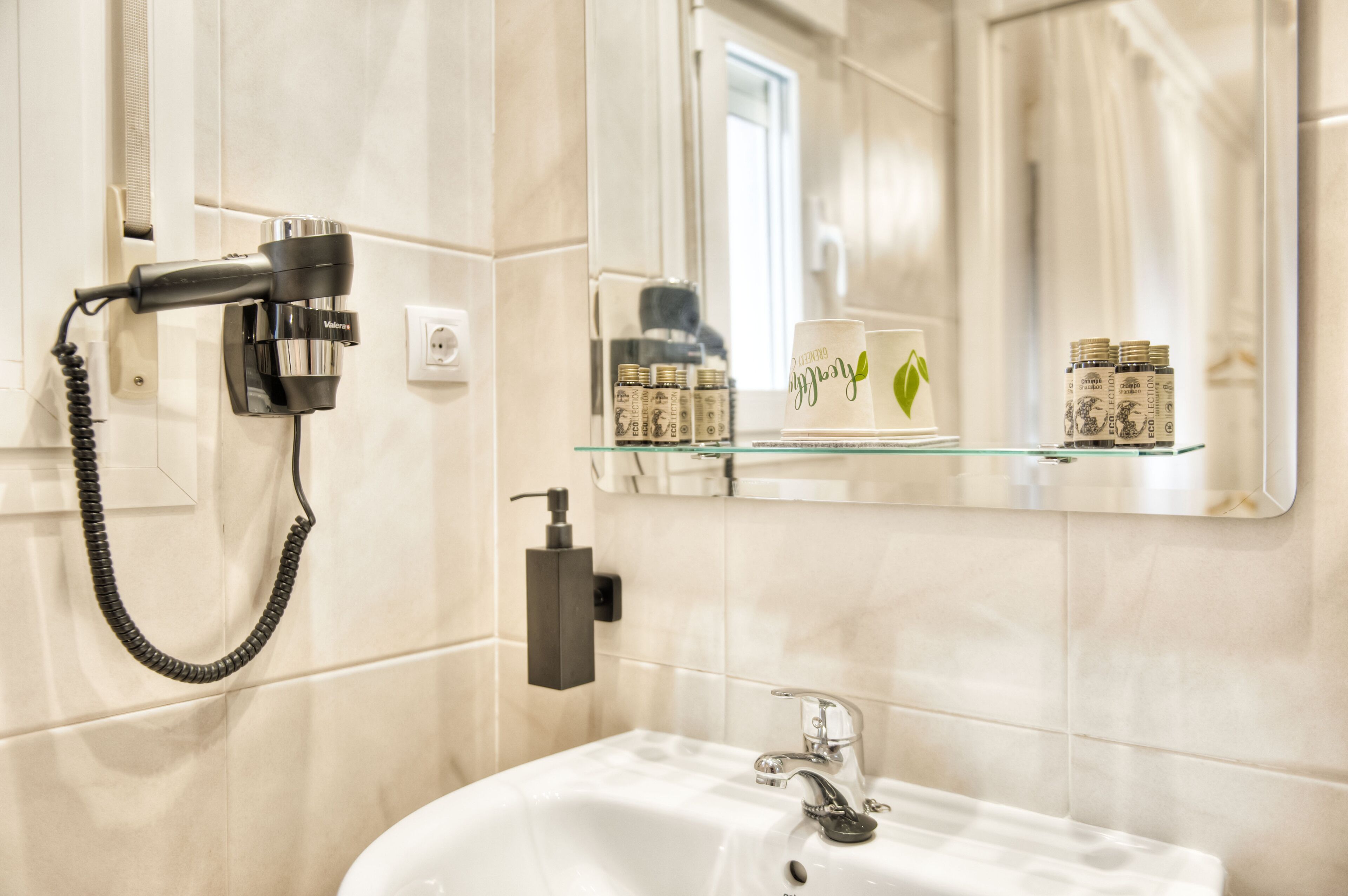 Um polibã, um secador de cabelo, toalhas fornecidas 