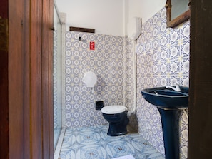 Quarto triplo, várias camas | Banheiro | Chuveiro, toalhas de banho, sabonete, shampoo