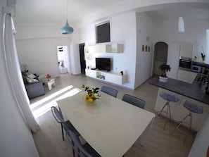 Casa, 3 quartos | Opções para refeição no quarto