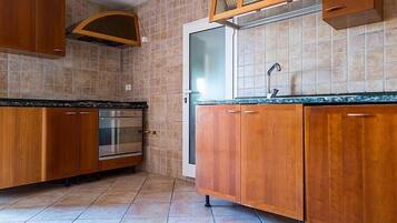 Villa, 4 quartos | Cozinha privada | Um frigorífico/congelador grande, um forno, uma placa de cozinha